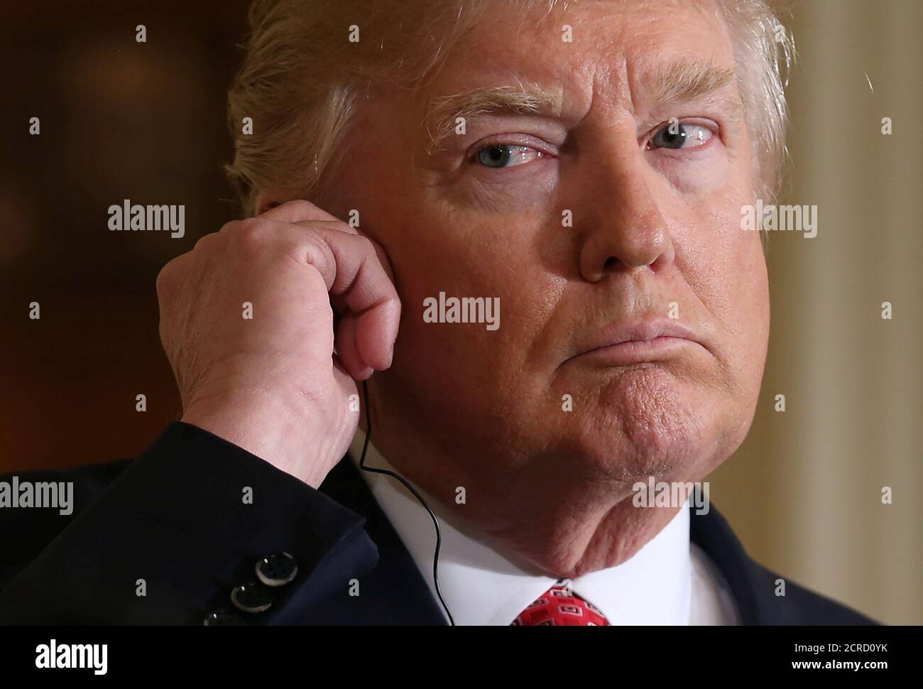 Donald trump listens translation hi-res stock photography and images ...
