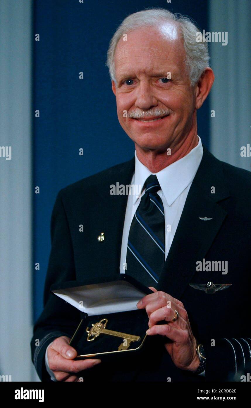 Chesley sullenberger pilot hi-res stock photography and images - Alamy