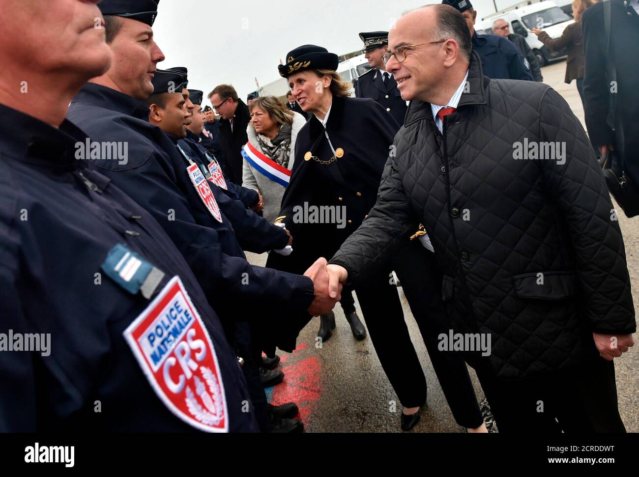 Calais migrants cross borders hi-res stock photography and images - Alamy