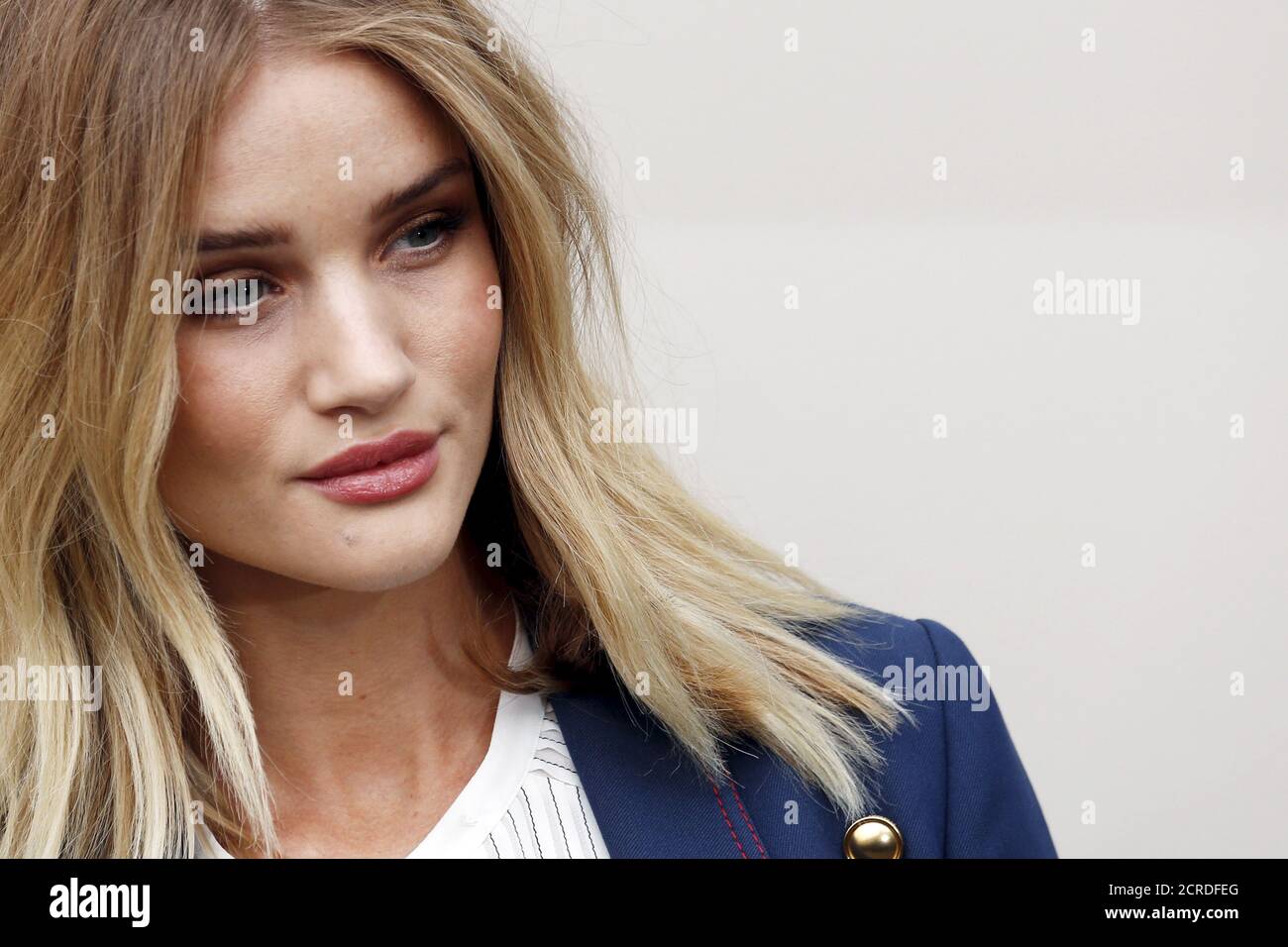 Rosie huntington whiteley arrives at the burberry fashion show in ...