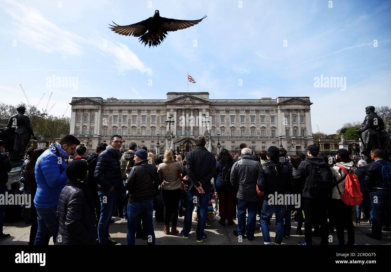 Buckingham palace exterior crowd hi-res stock photography and images ...