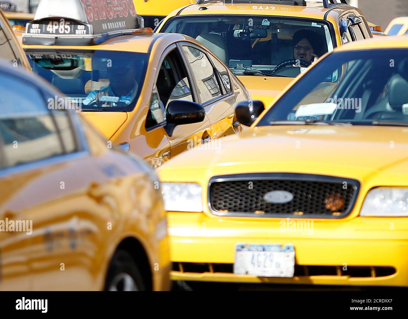 Line of taxis at airport hi-res stock photography and images - Alamy