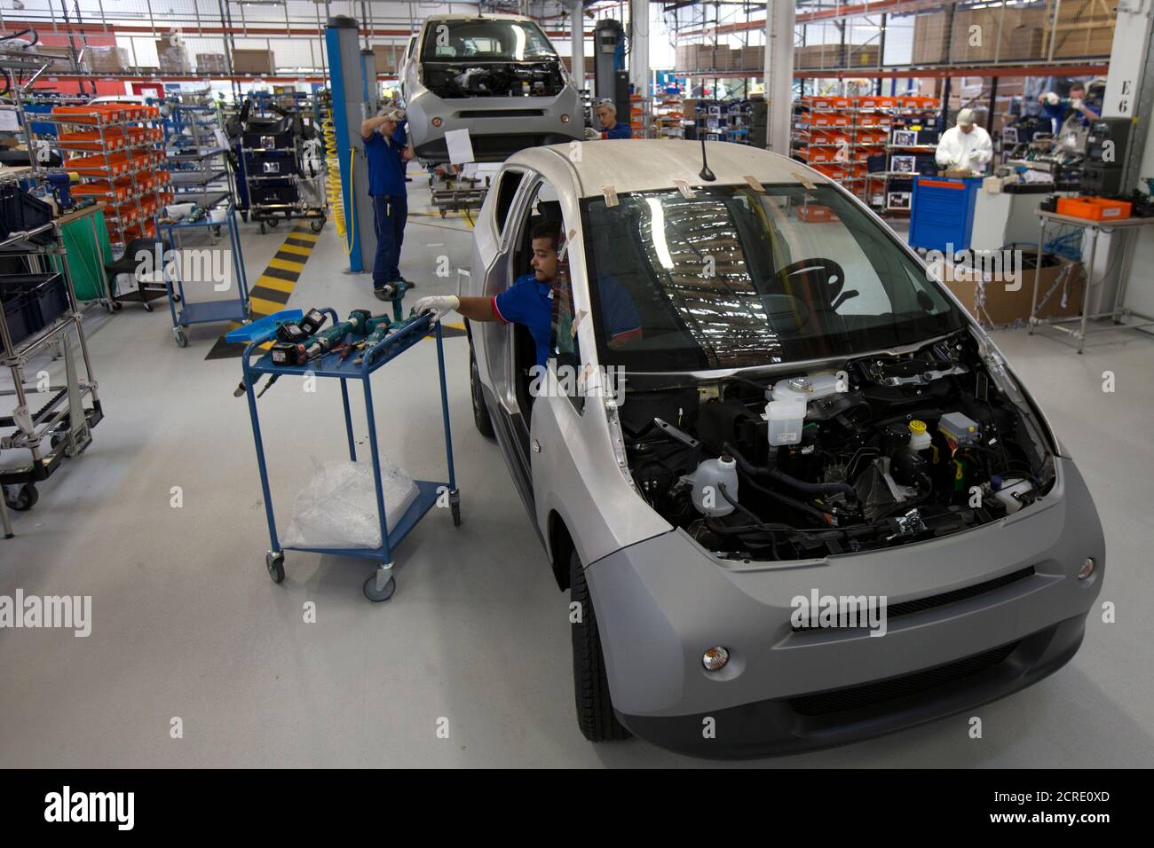 Renault automobile assembly line hi-res stock photography and images ...
