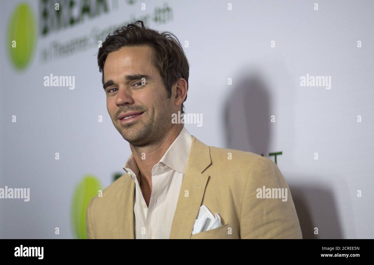 The cast break pose for hi-res stock photography and images - Alamy