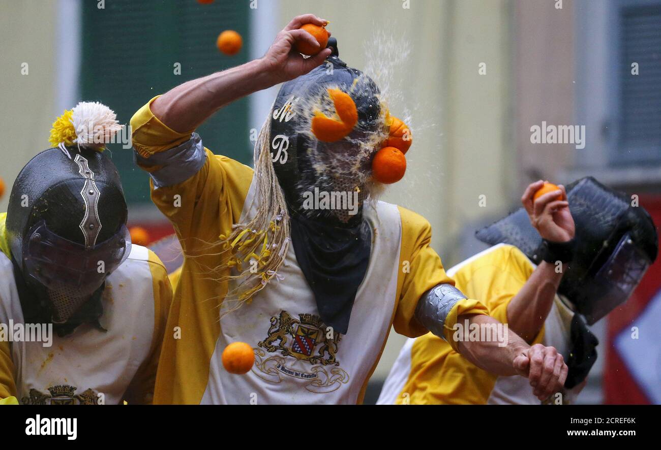 Orange battle at ivrea carnival hi-res stock photography and images - Alamy