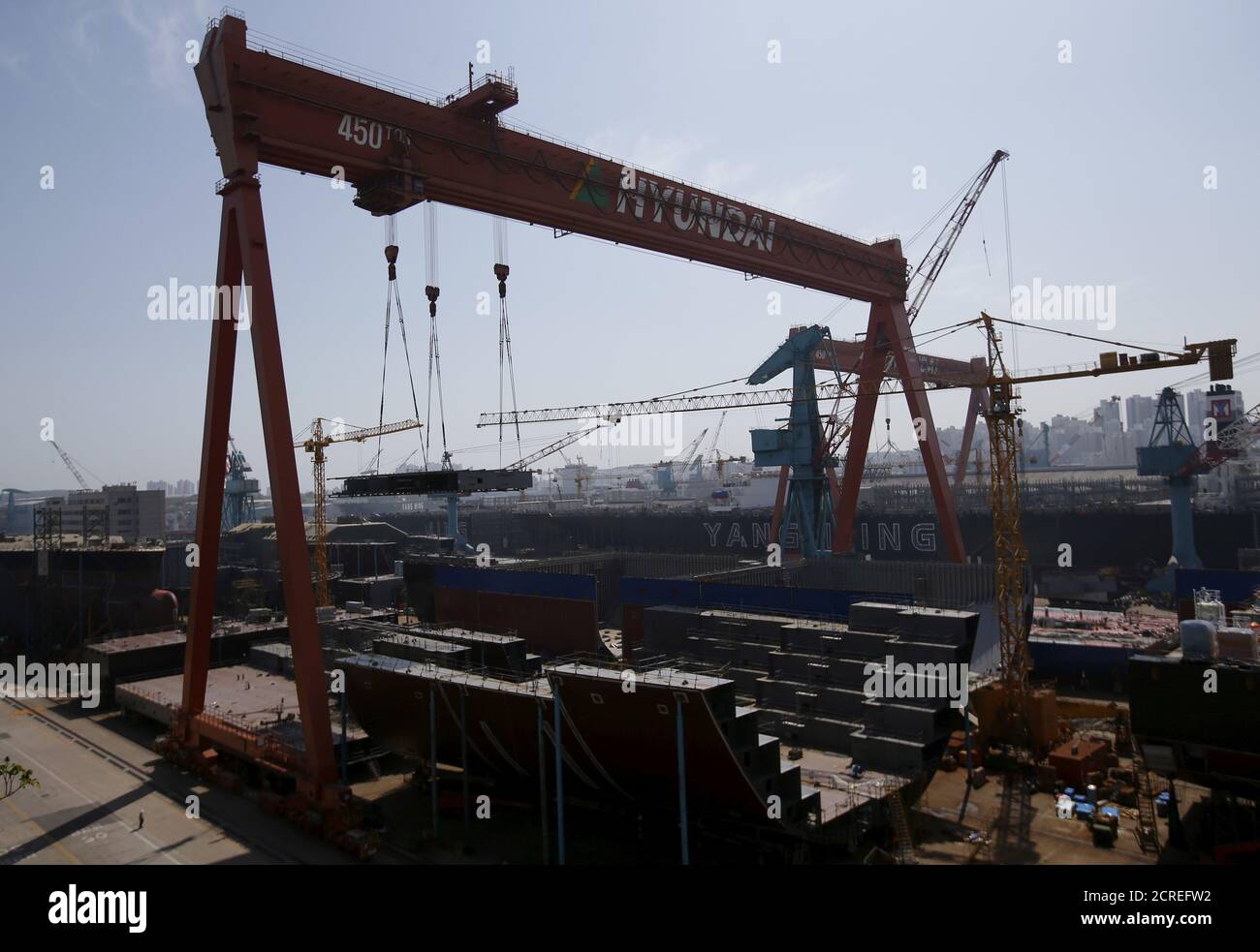 Hyundai heavy industries shipyard hi-res stock photography and images ...