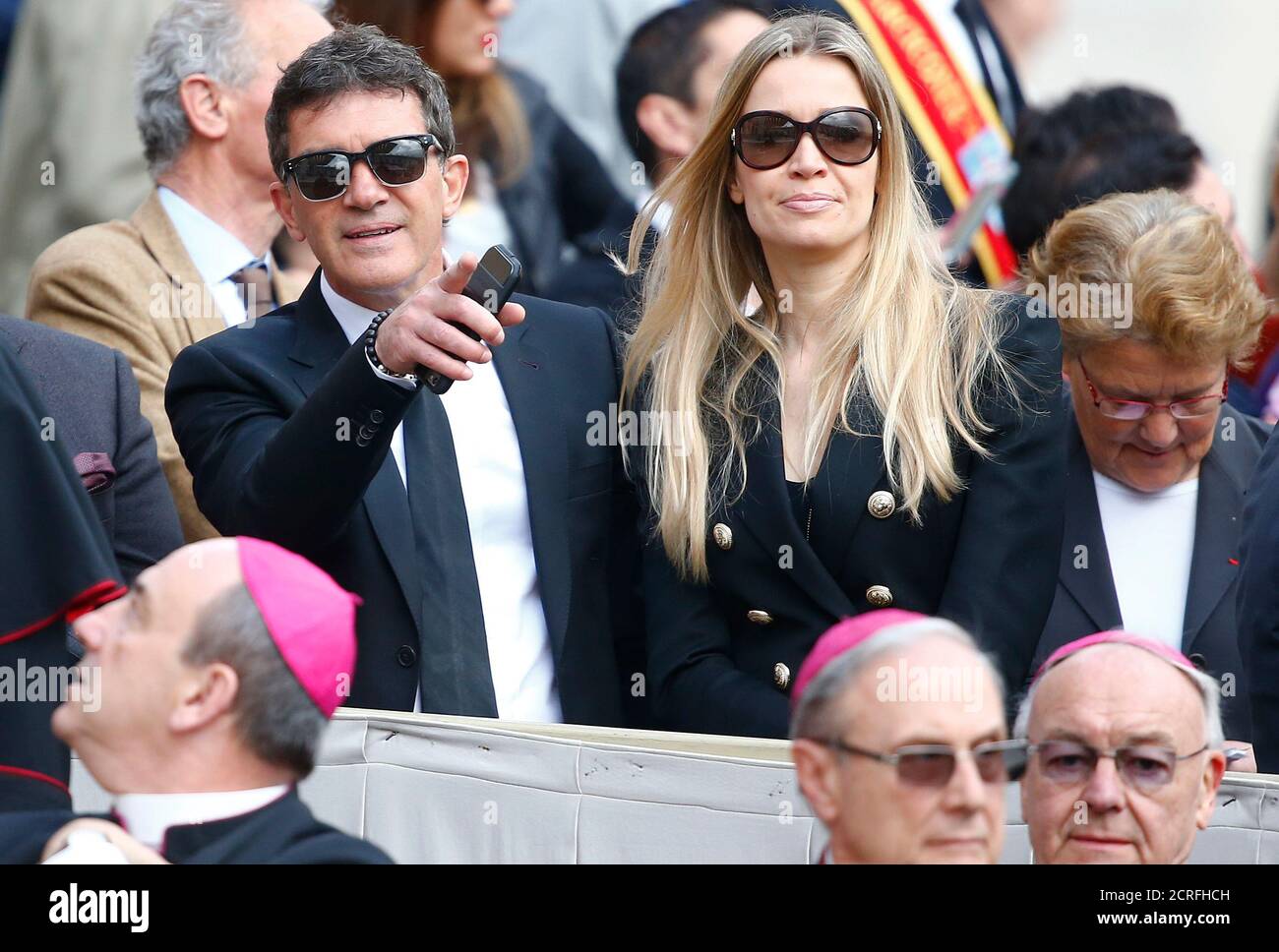 Antonio banderas girlfriend nicole kimpel hi-res stock photography and ...