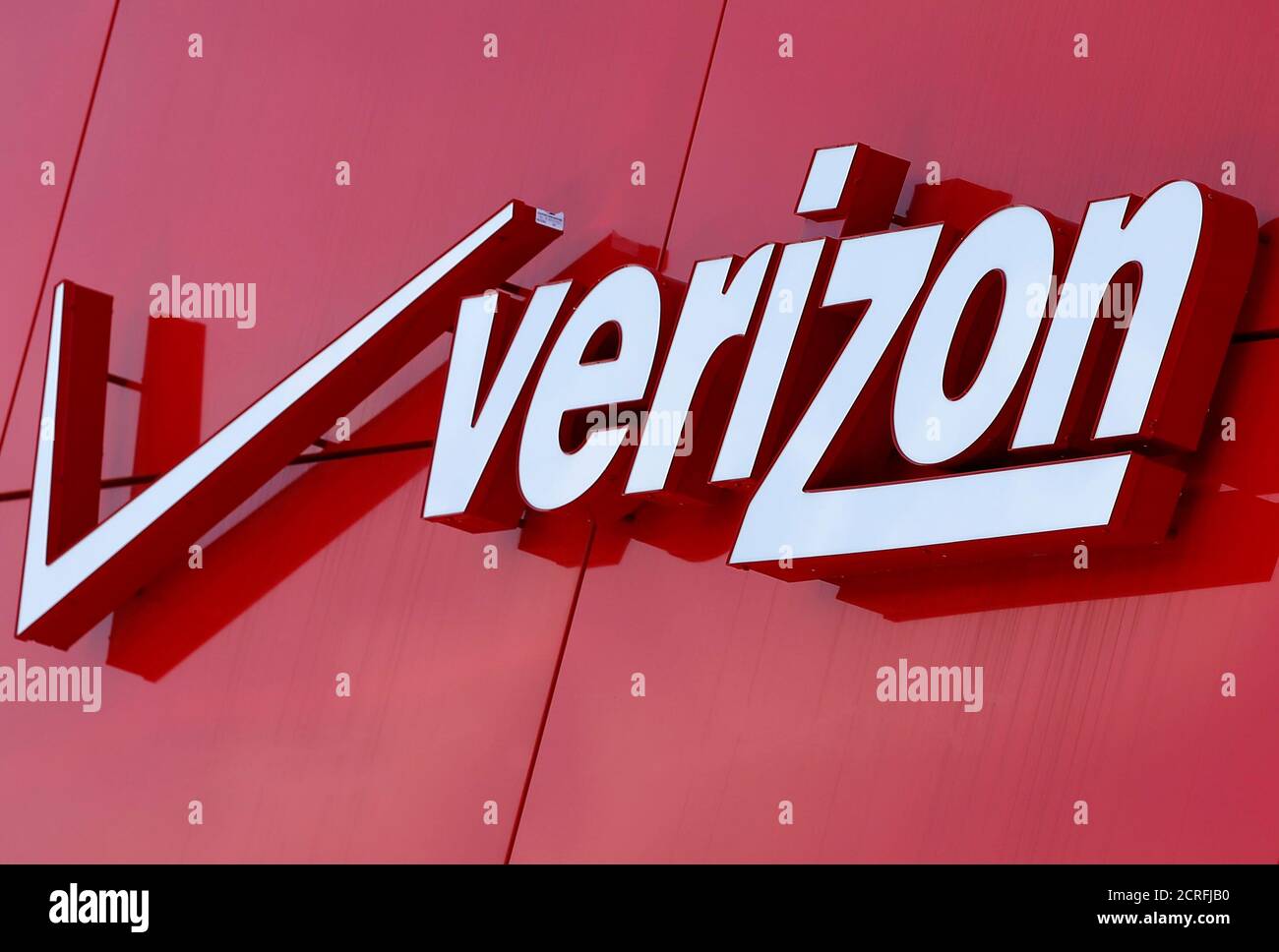Verizon corporate logo hi-res stock photography and images - Alamy