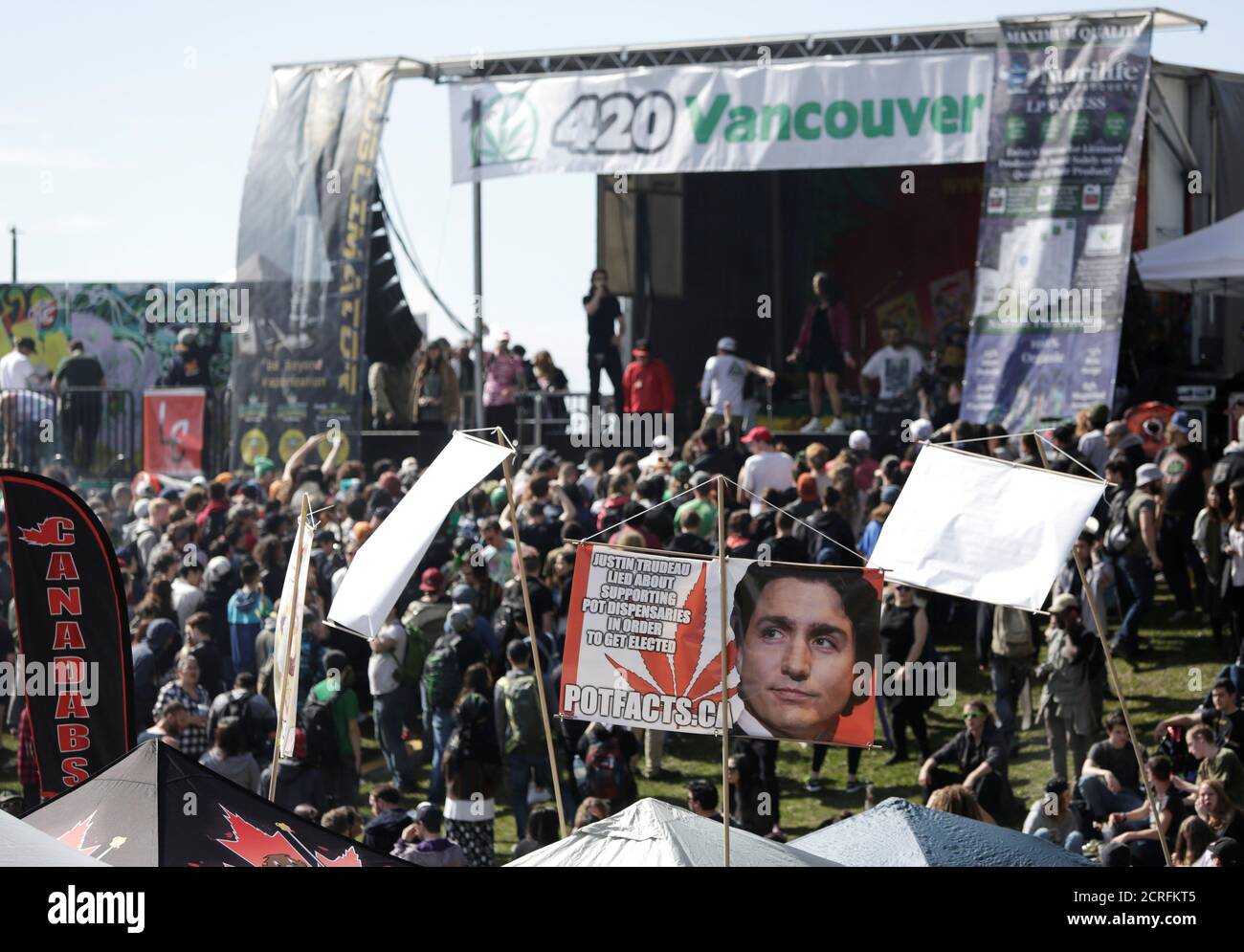 Prime minister justin trudeau beach hi-res stock photography and images ...