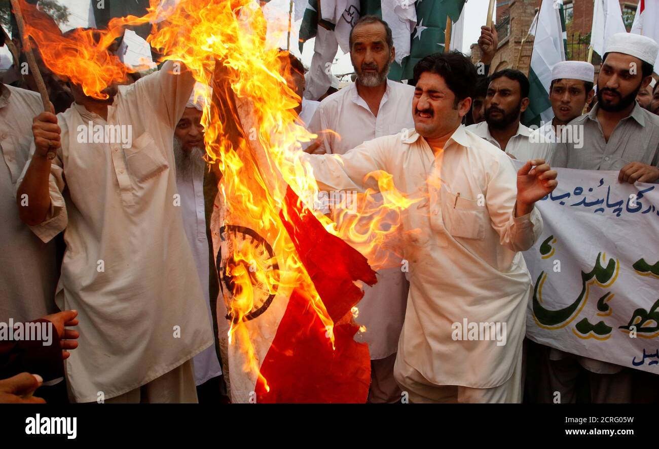Pakistan flag burn hi-res stock photography and images - Alamy