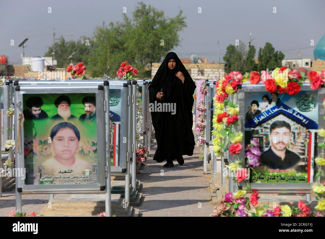 Najaf and graves hi-res stock photography and images - Alamy