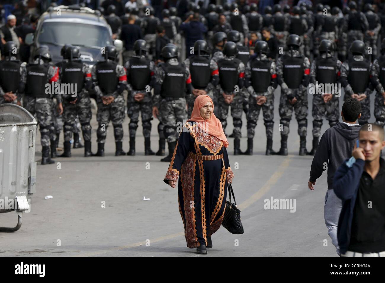 Palestinian woman in traditional dress High Resolution Stock ...
