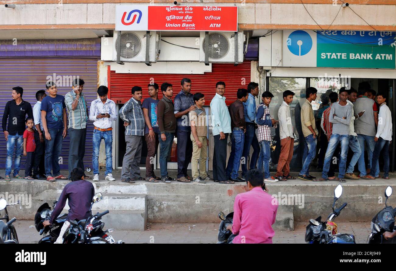 Cash queue india hi-res stock photography and images - Alamy
