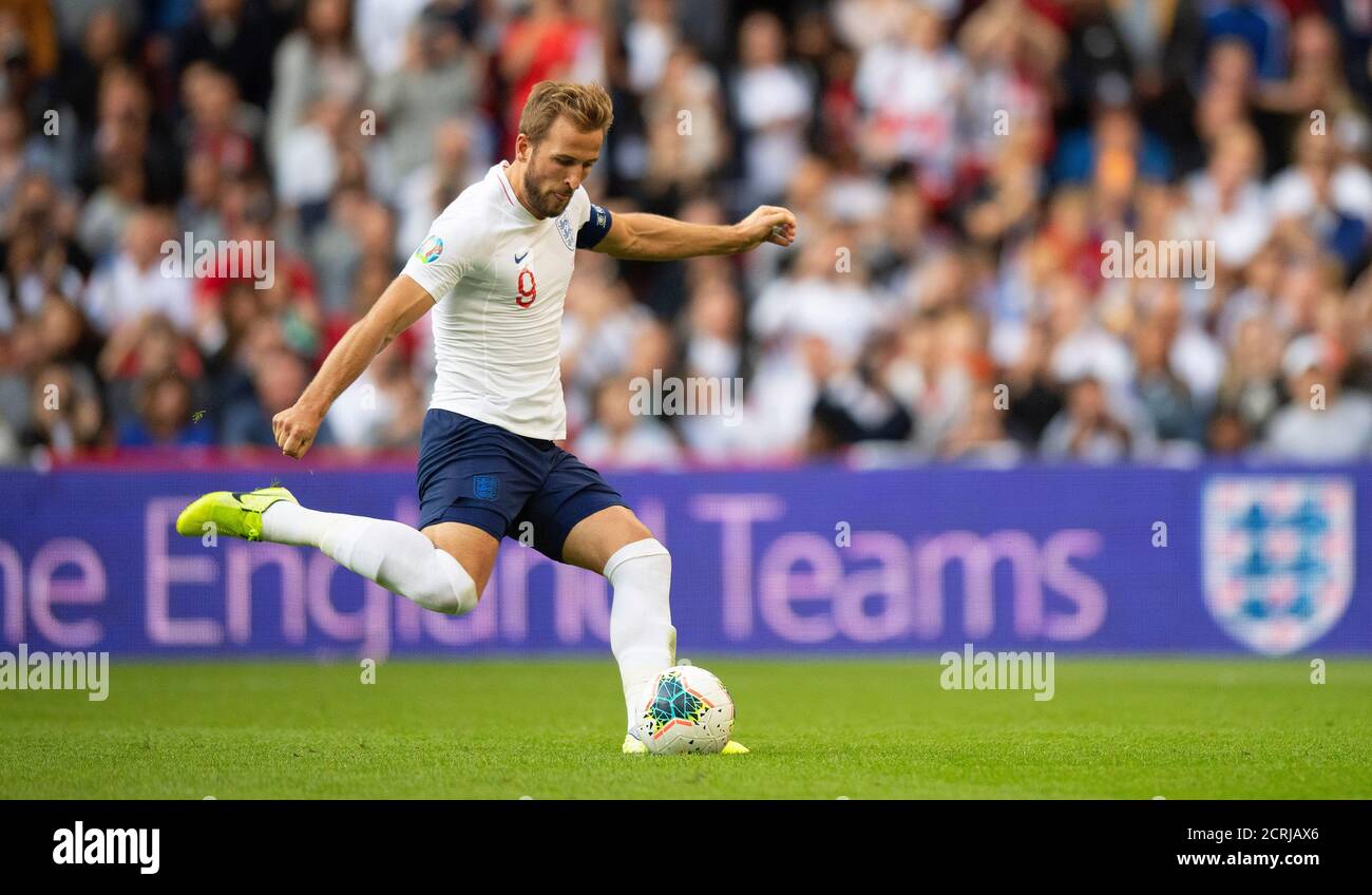 Englands harry kane scores hi-res stock photography and images - Alamy