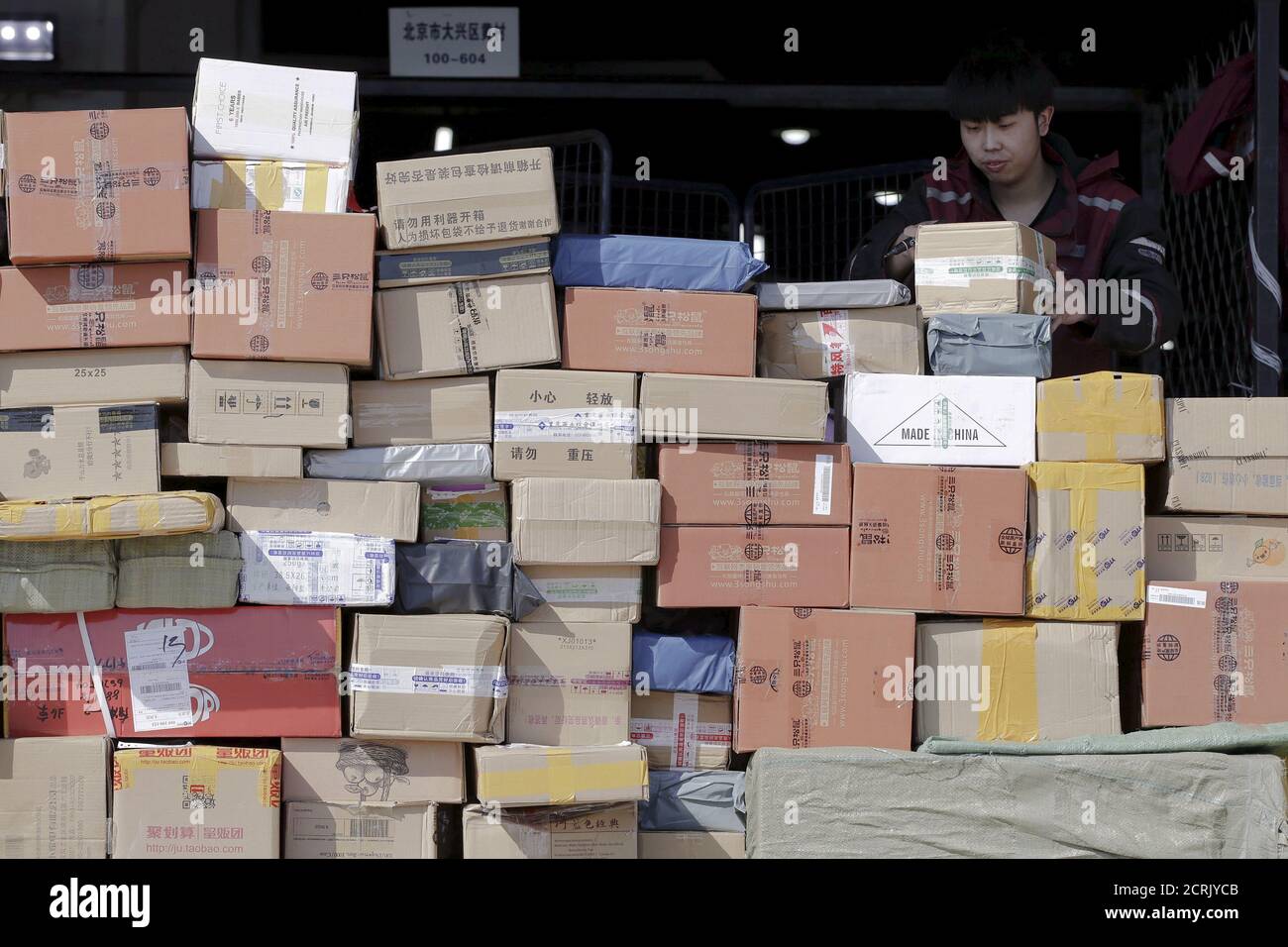 Yto express hi-res stock photography and images - Alamy