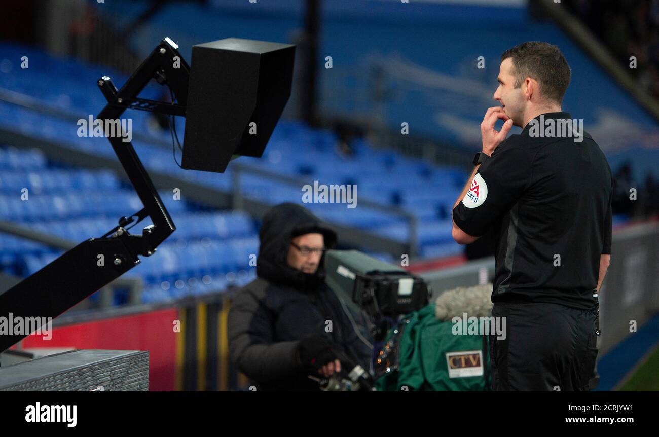 Var referee hi-res stock photography and images - Alamy