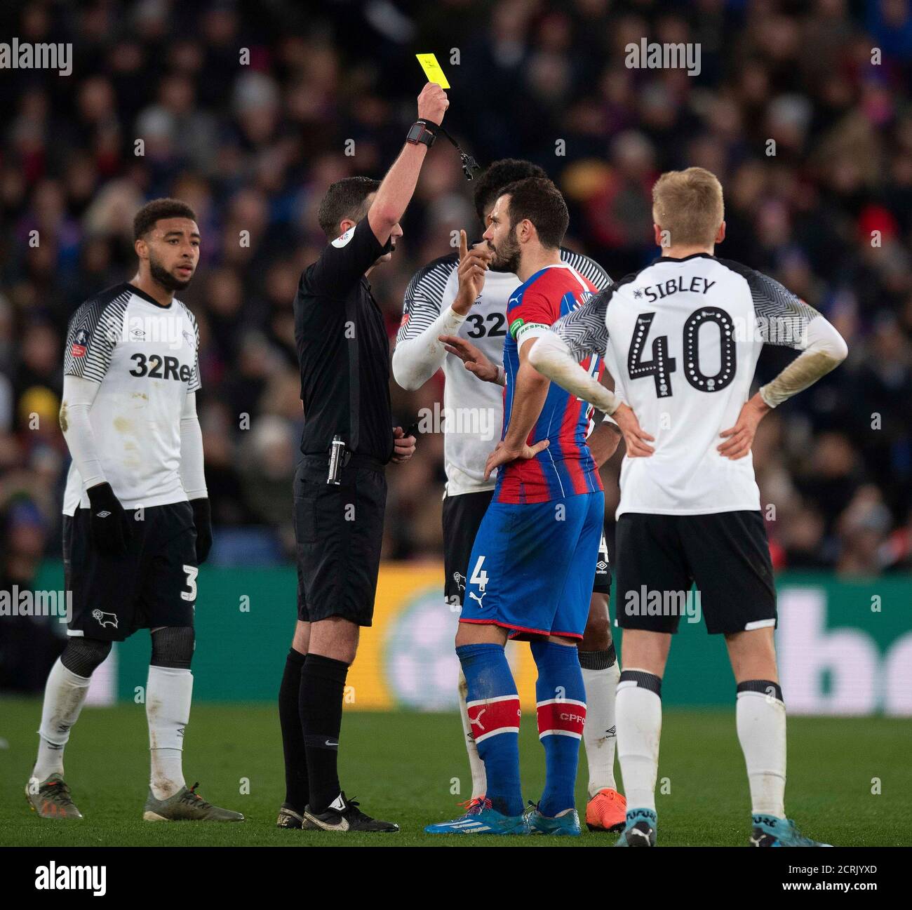 The yellow card referee michael oliver hi-res stock photography and ...