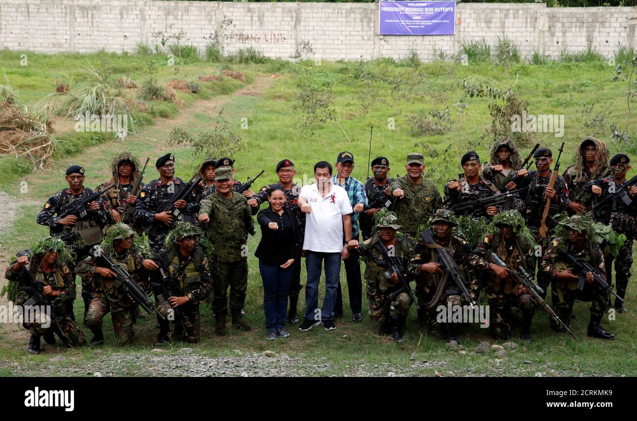 Fist bump soldier hi-res stock photography and images - Alamy