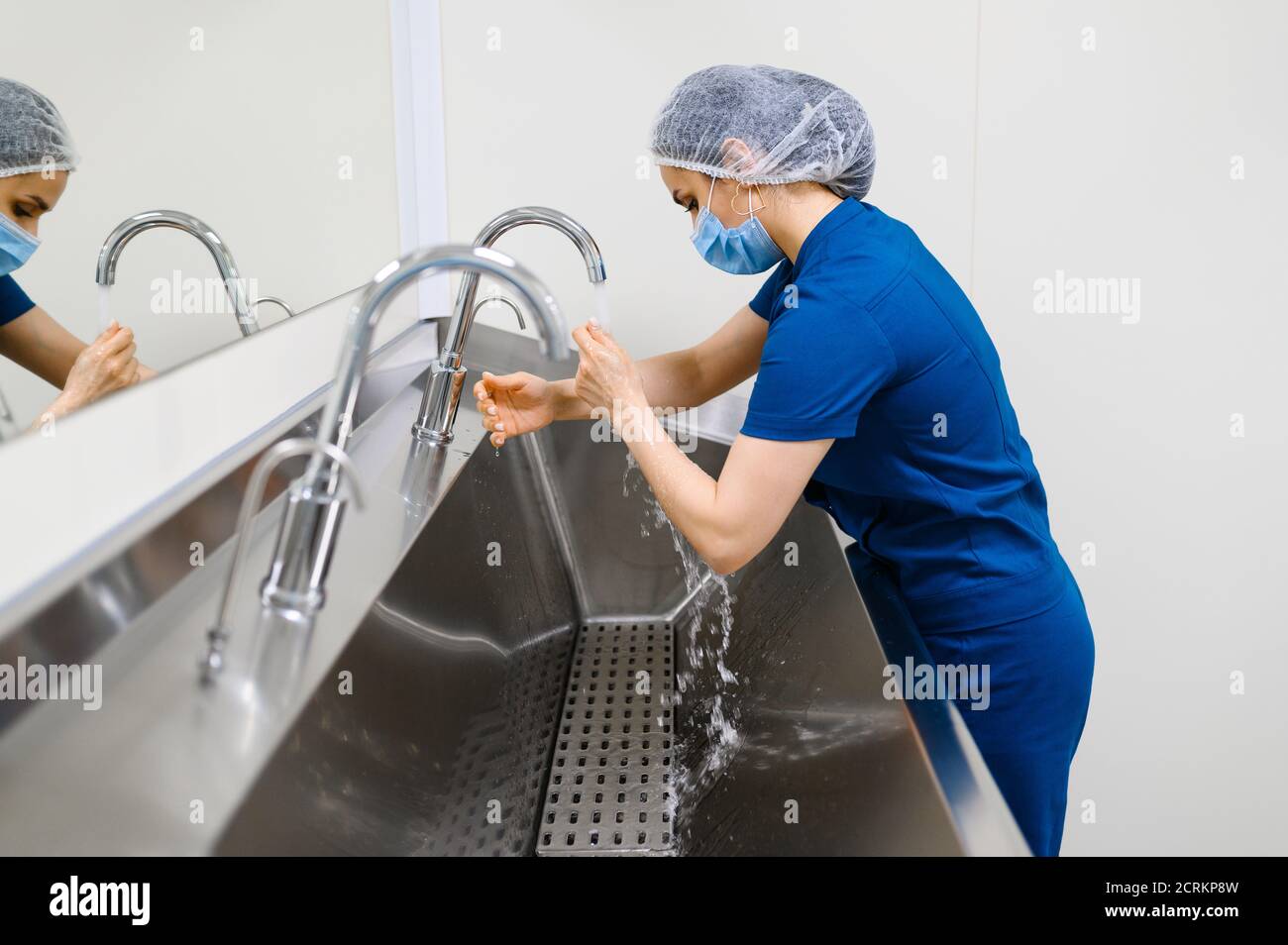 Female surgeon washes hands, preparing for surgery Stock Photo - Alamy