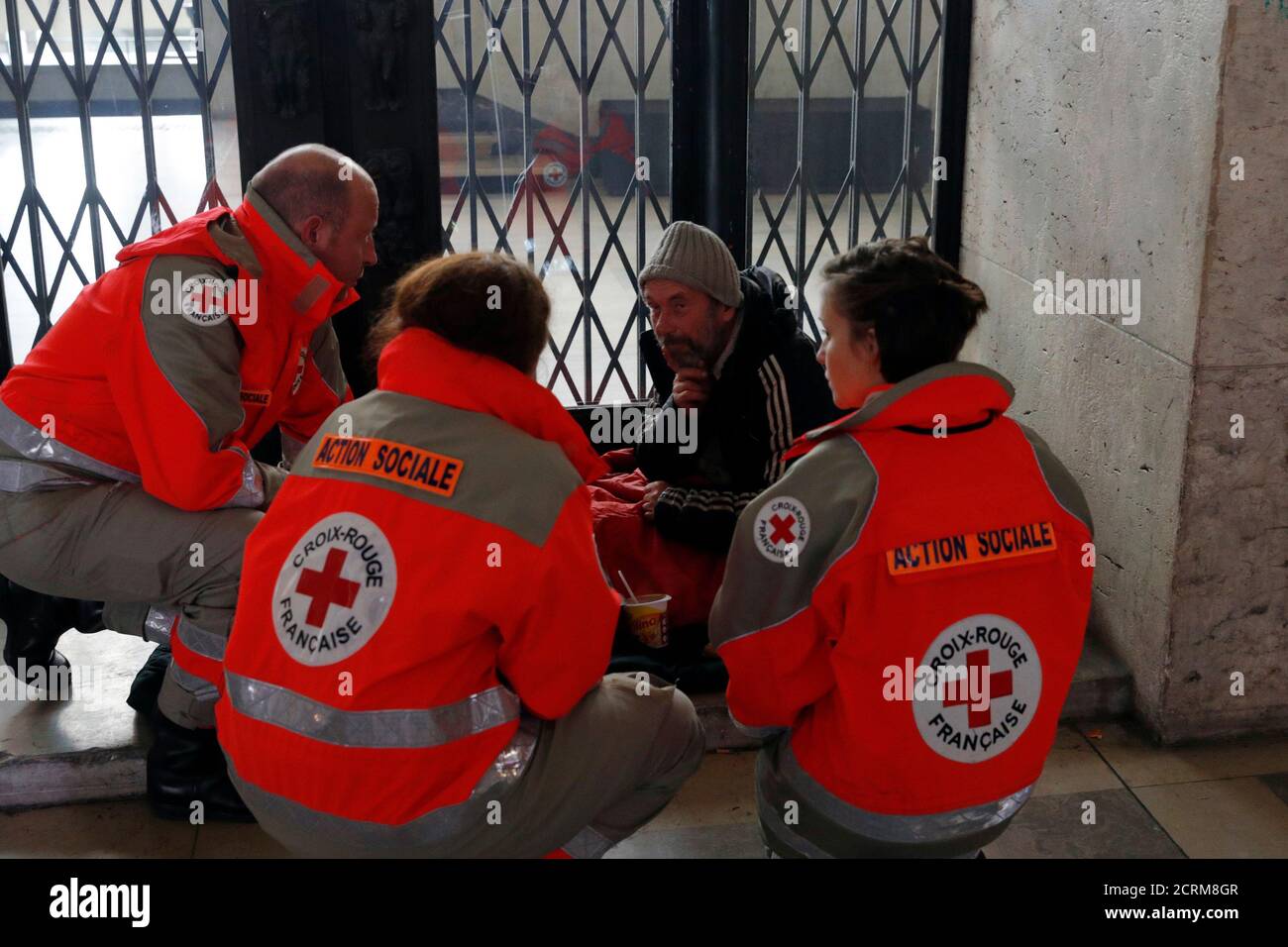 Paris homeless red cross hi-res stock photography and images - Alamy