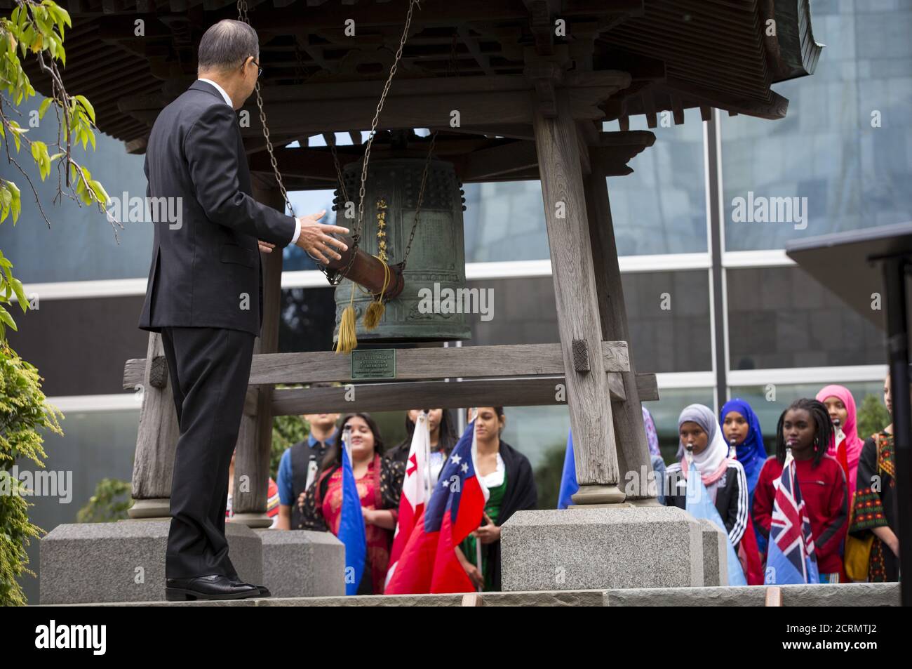 United nations peace bell new york hi-res stock photography and images ...