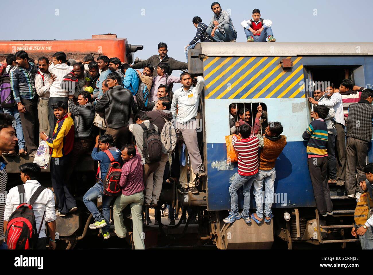 Overcrowded train delhi india hi-res stock photography and images - Alamy