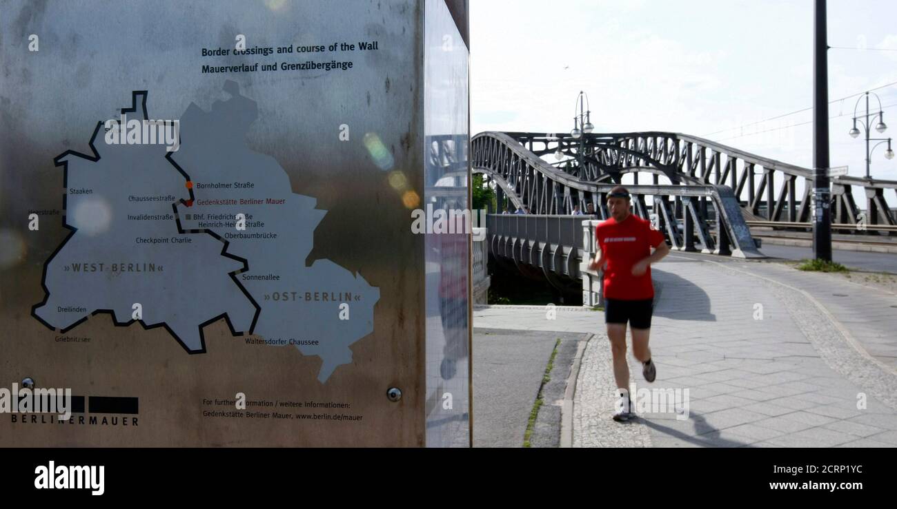 Map with route of berlin wall hi-res stock photography and images - Alamy