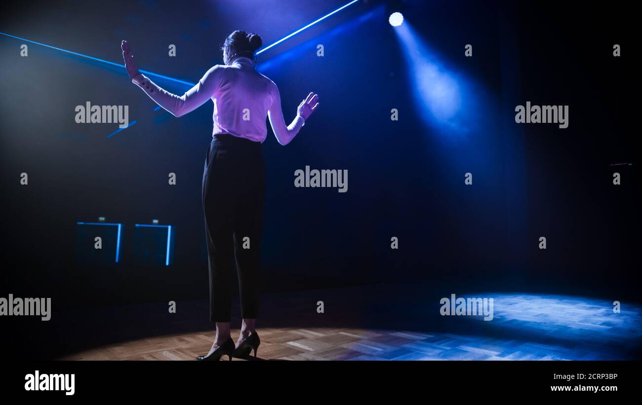 Female entertainer hi-res stock photography and images - Alamy