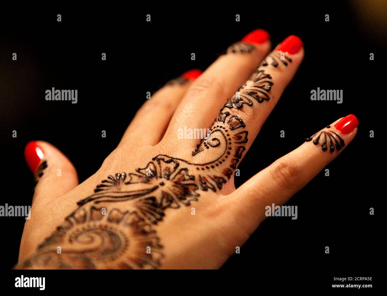 Women in a market pakistan hi-res stock photography and images - Alamy