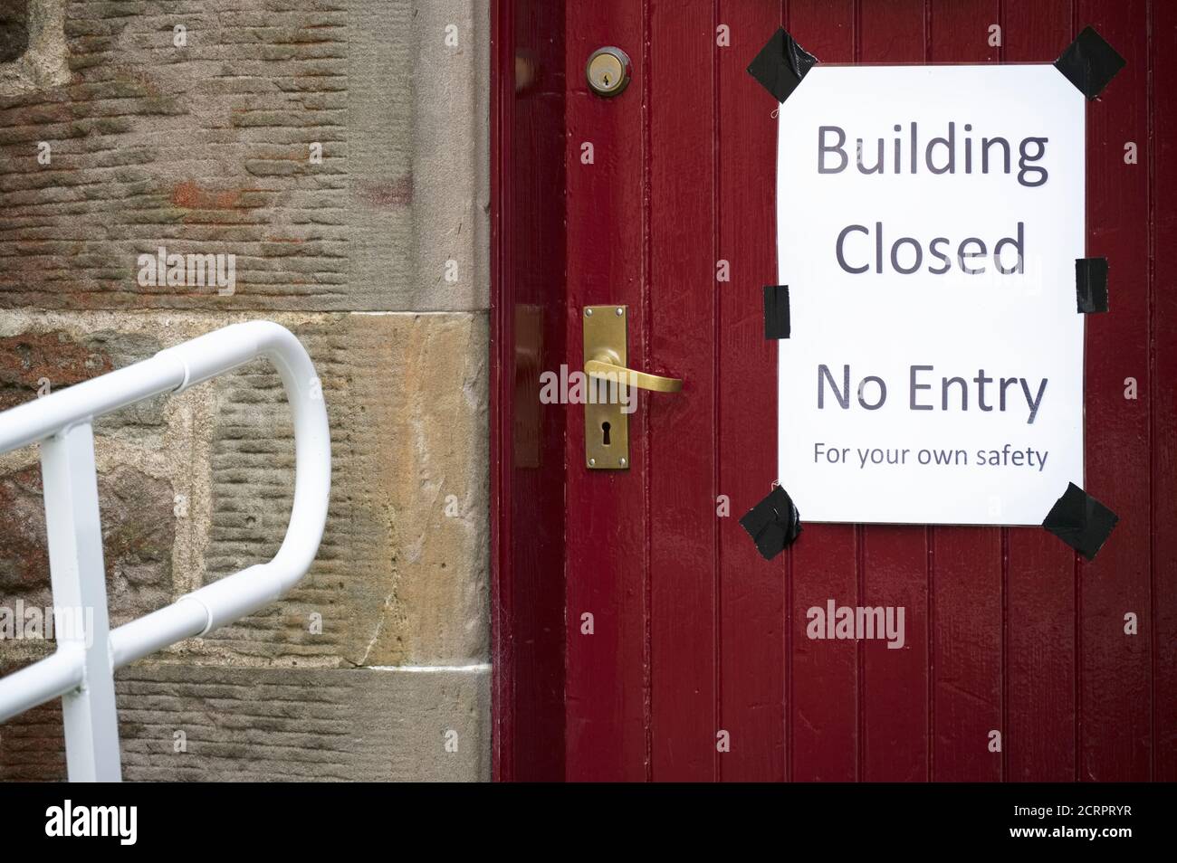 Building closed no entry sign on building door Stock Photo - Alamy
