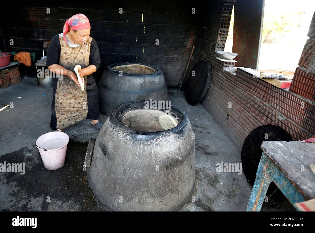 Tabouna bread hi-res stock photography and images - Alamy