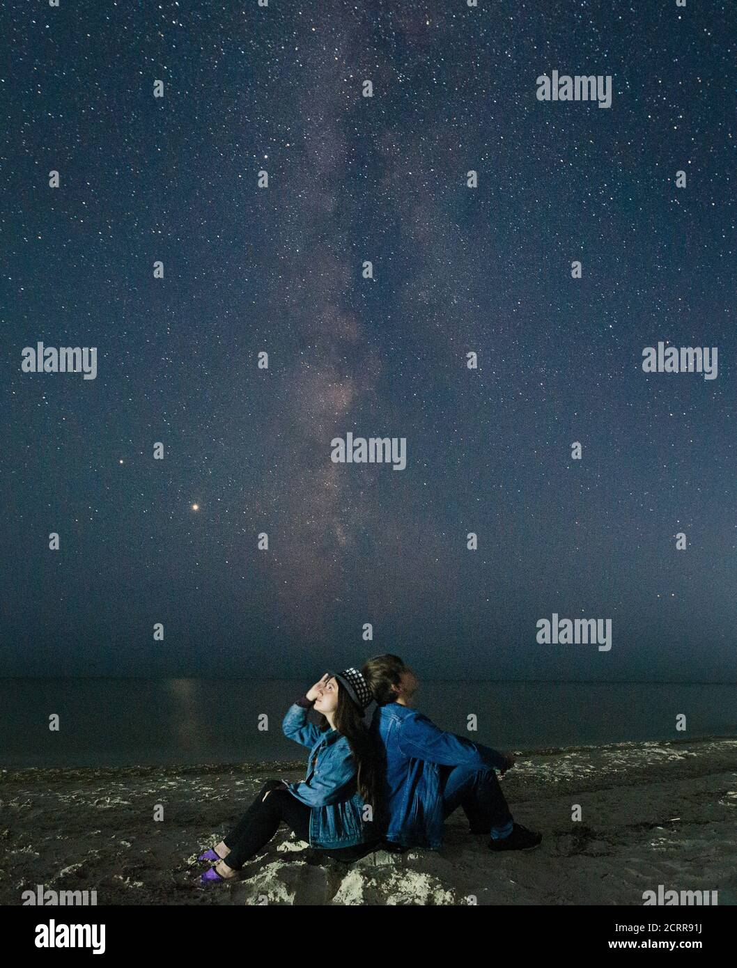 Night sky romantic couple hi-res stock photography and images - Alamy
