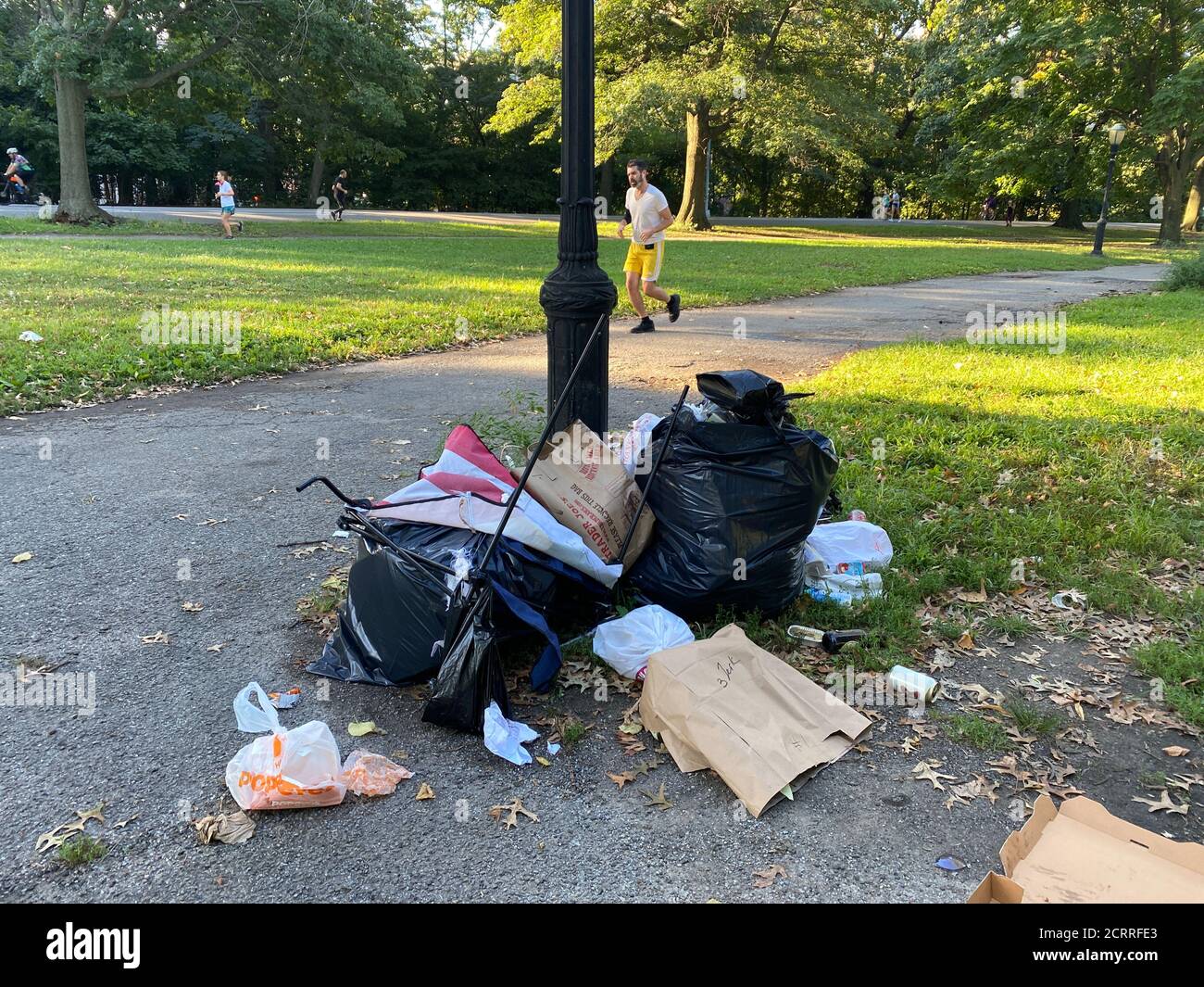 City trash can overflowing hi-res stock photography and images - Alamy