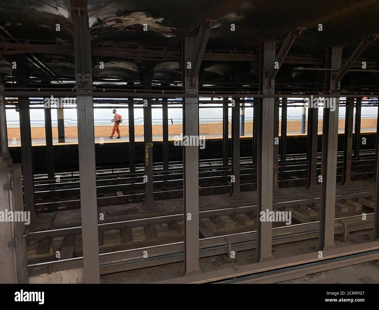 Almost empty subway platform hi-res stock photography and images - Alamy
