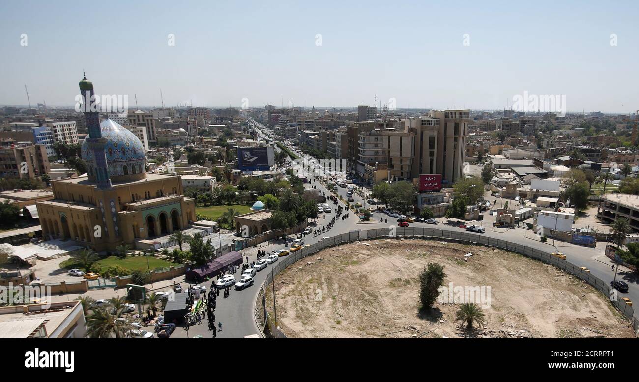 Saddam hussein statue april 2003 hi-res stock photography and images ...