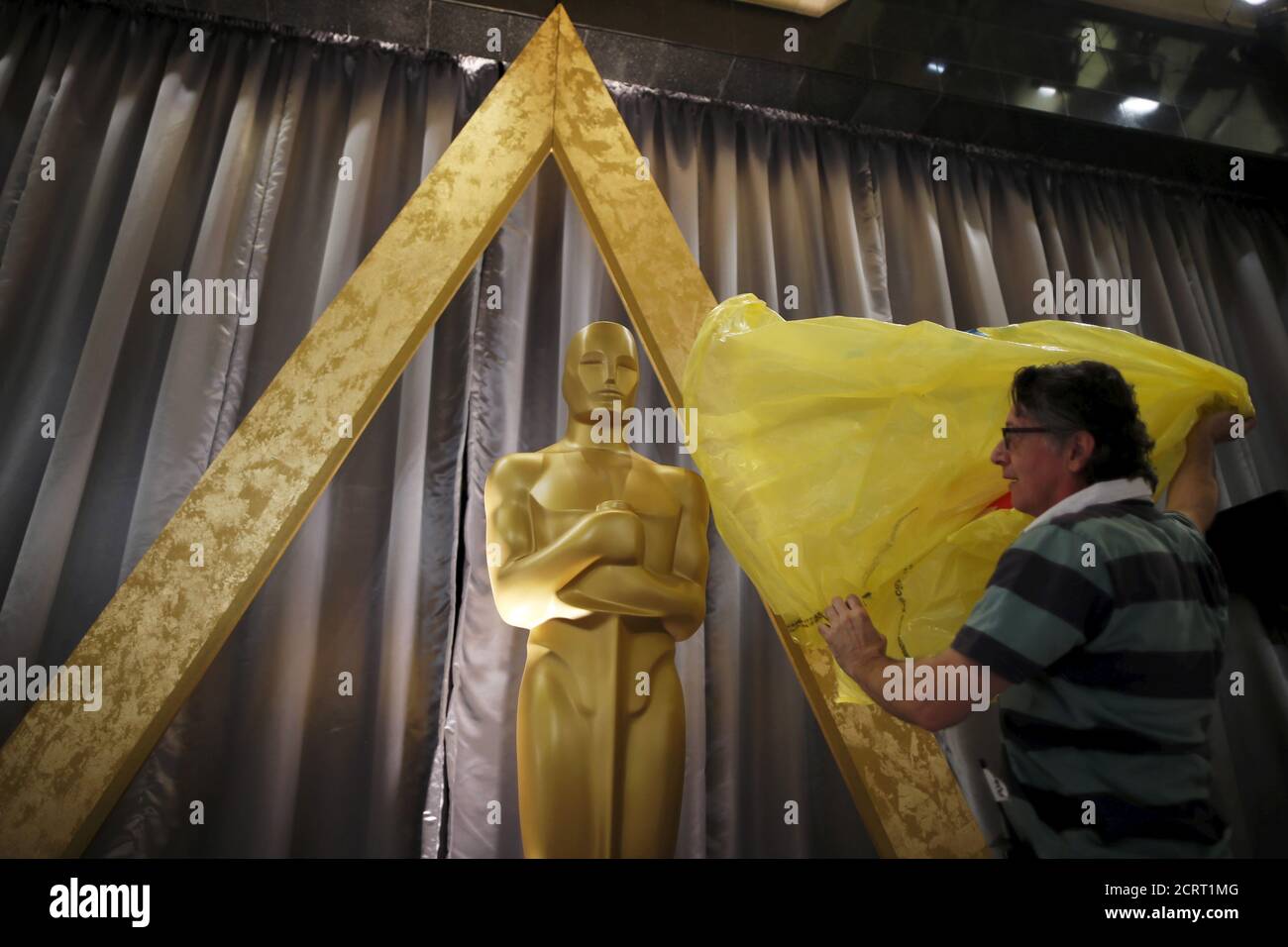 Oscar statue prop hi-res stock photography and images - Alamy