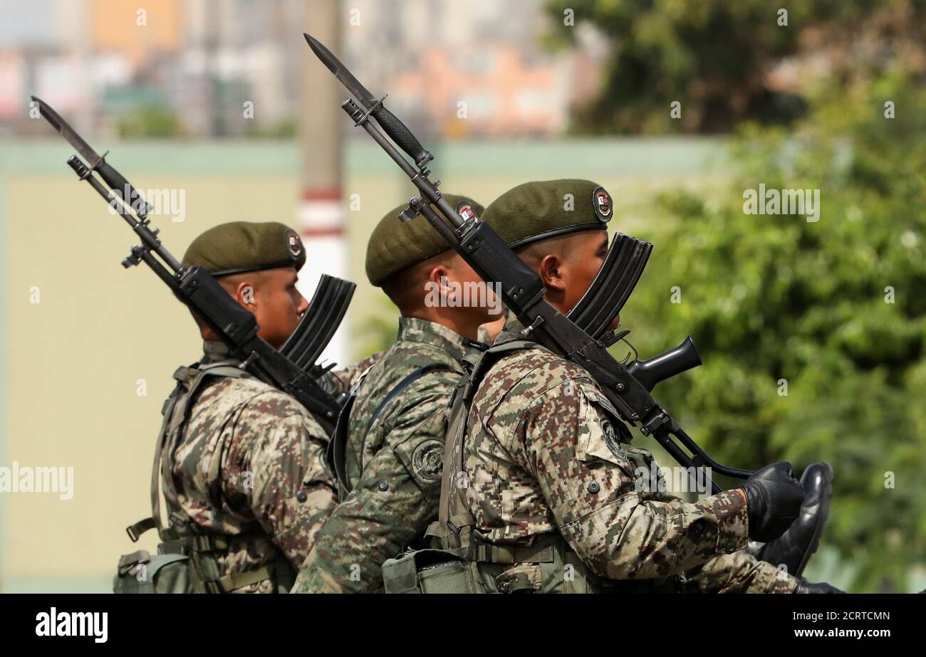 News defence rifles hi-res stock photography and images - Alamy