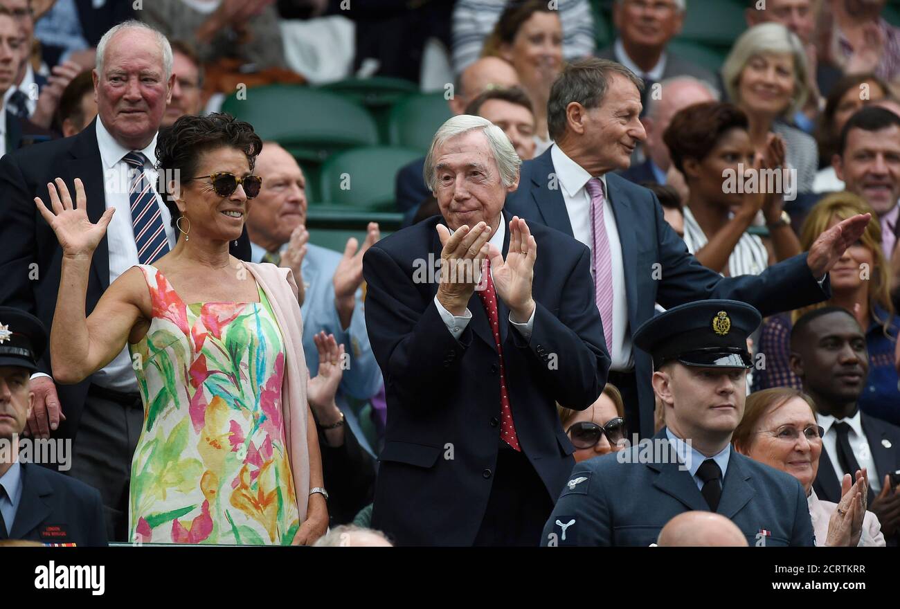 Former footballers roger hunt hi-res stock photography and images - Alamy