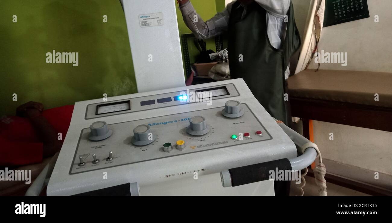 X ray machine patient fracture hi-res stock photography and images - Alamy