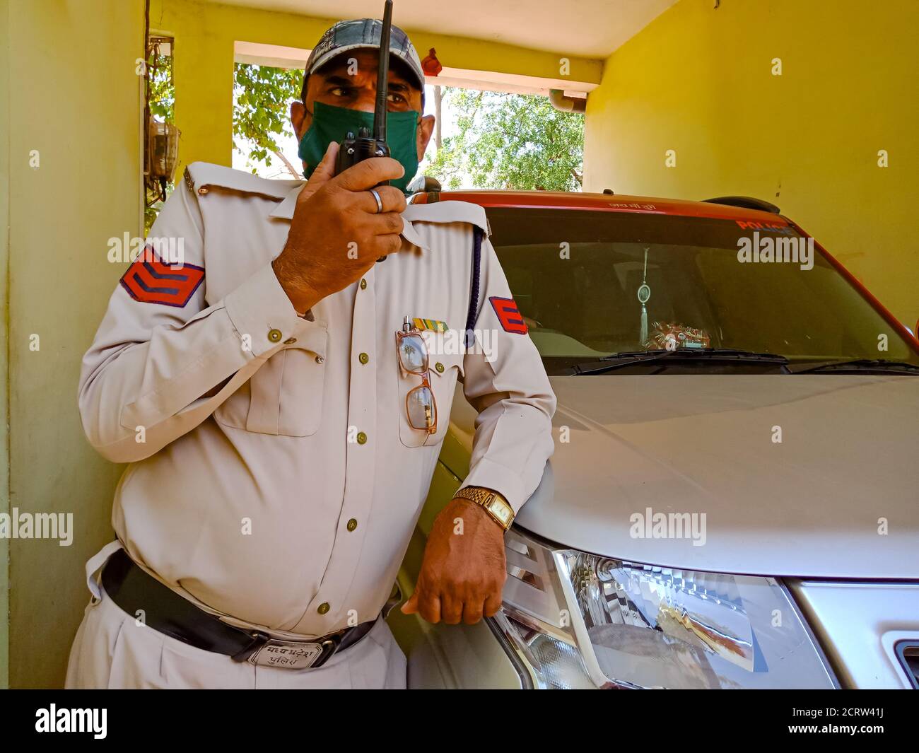 Doctor police officer talking hi-res stock photography and images - Alamy