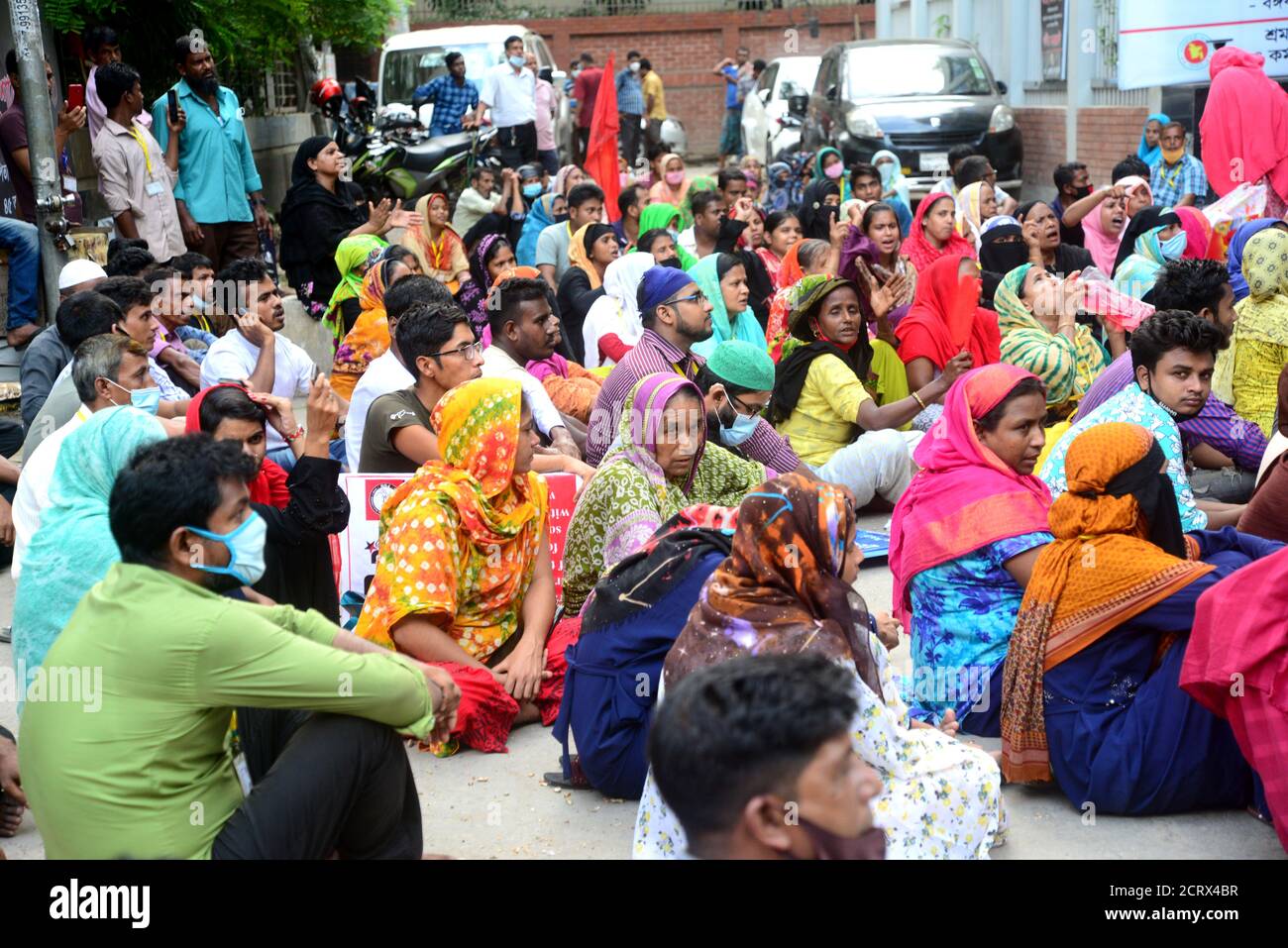 Garments workers of dragon group stage hi-res stock photography and ...
