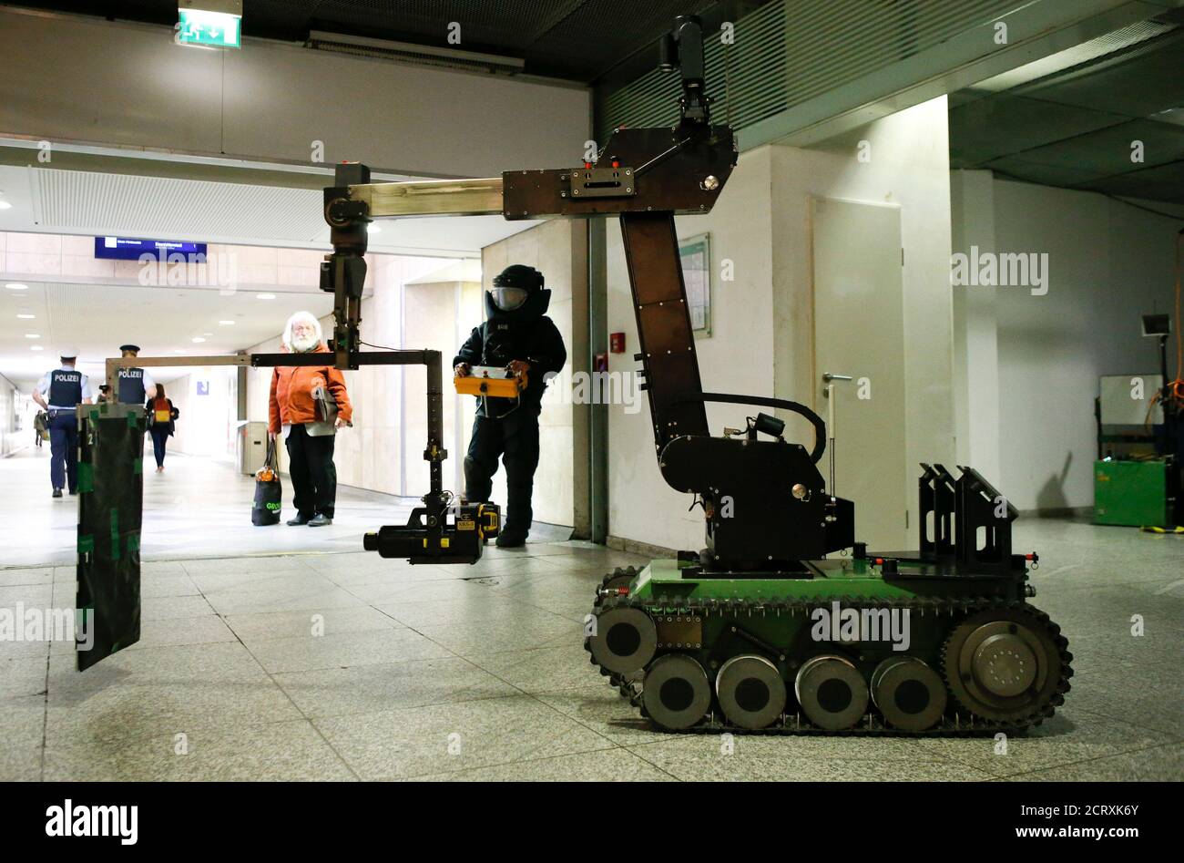 Control de robot hi-res stock photography and images - Alamy