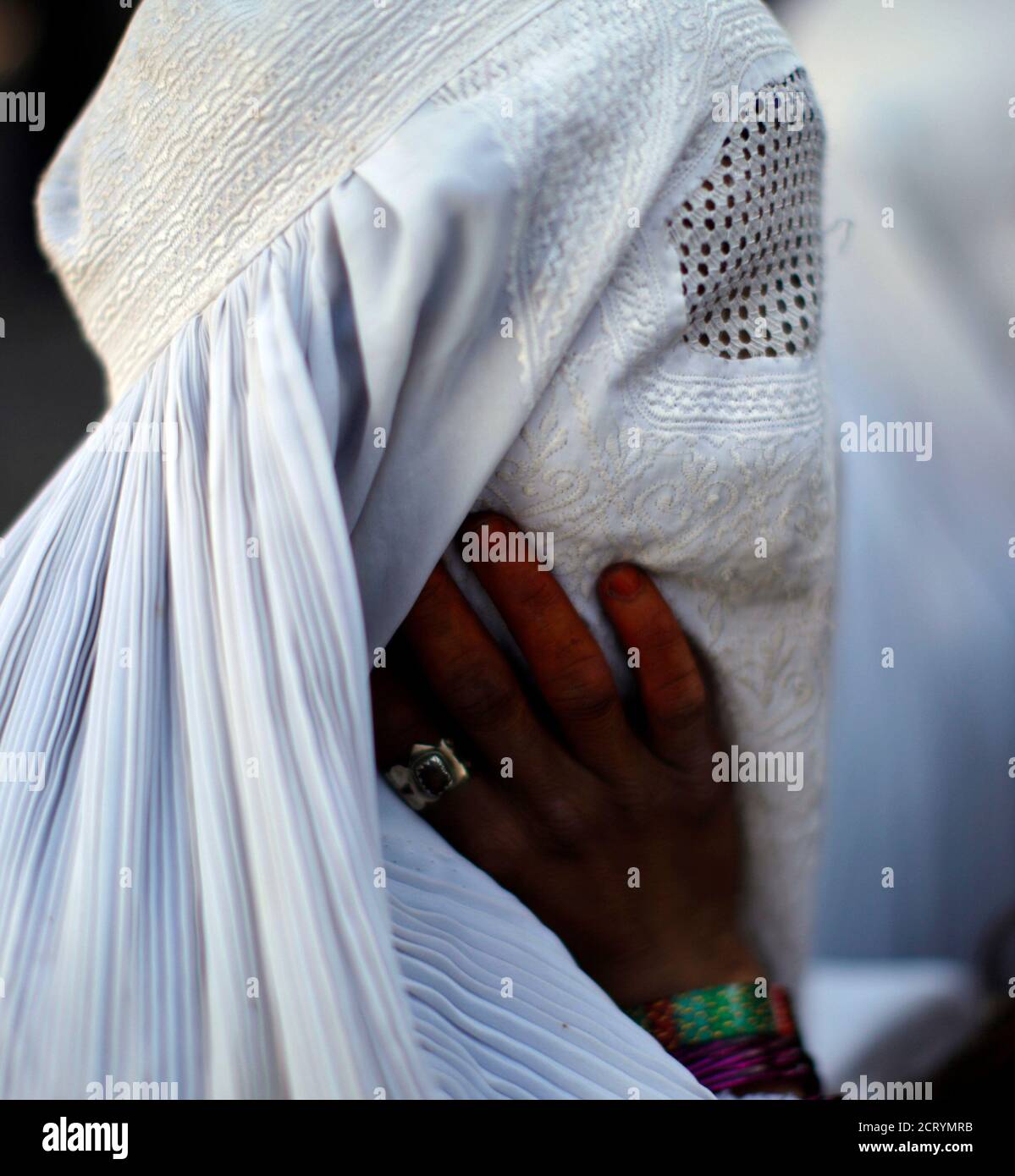Woman wearing burqa pakistan hi-res stock photography and images - Alamy