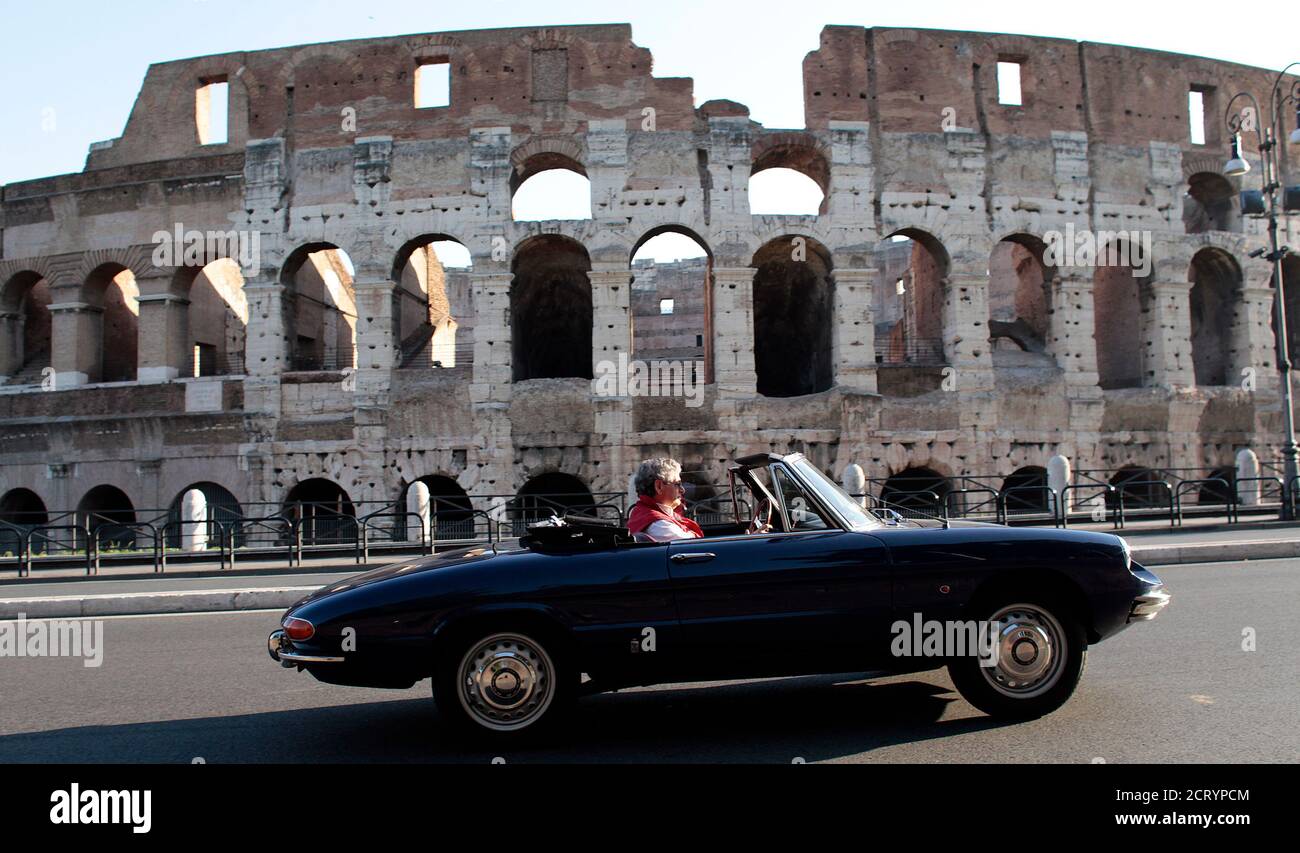 1967 alfa romeo spider duetto hi-res stock photography and images - Alamy