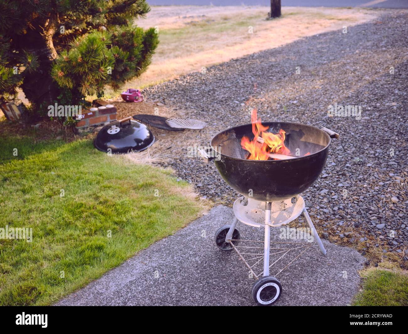 Grass and gravel driveway hi-res stock photography and images - Alamy
