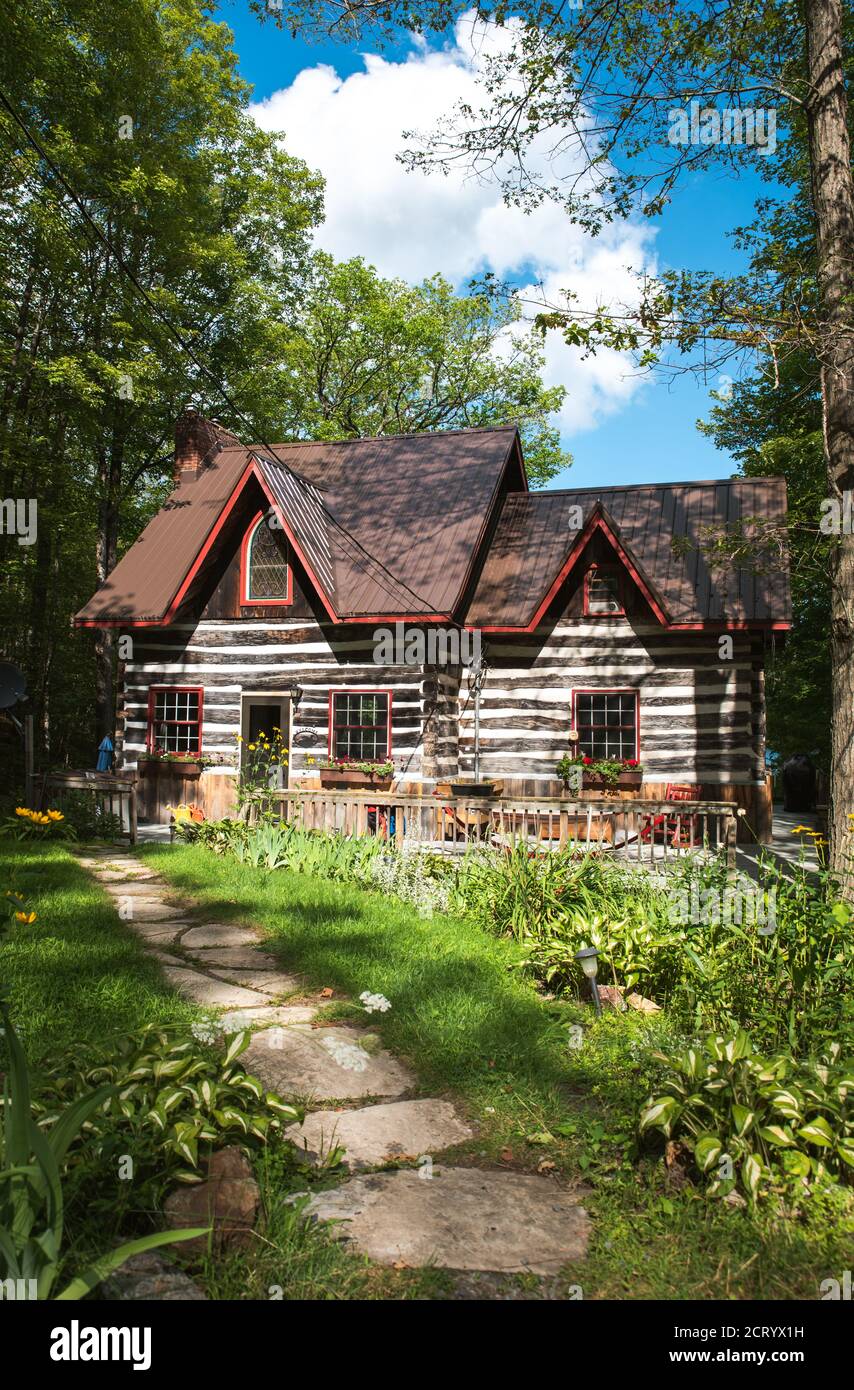 Log cabin cottage and garden path in the woods on a sunny day Stock ...