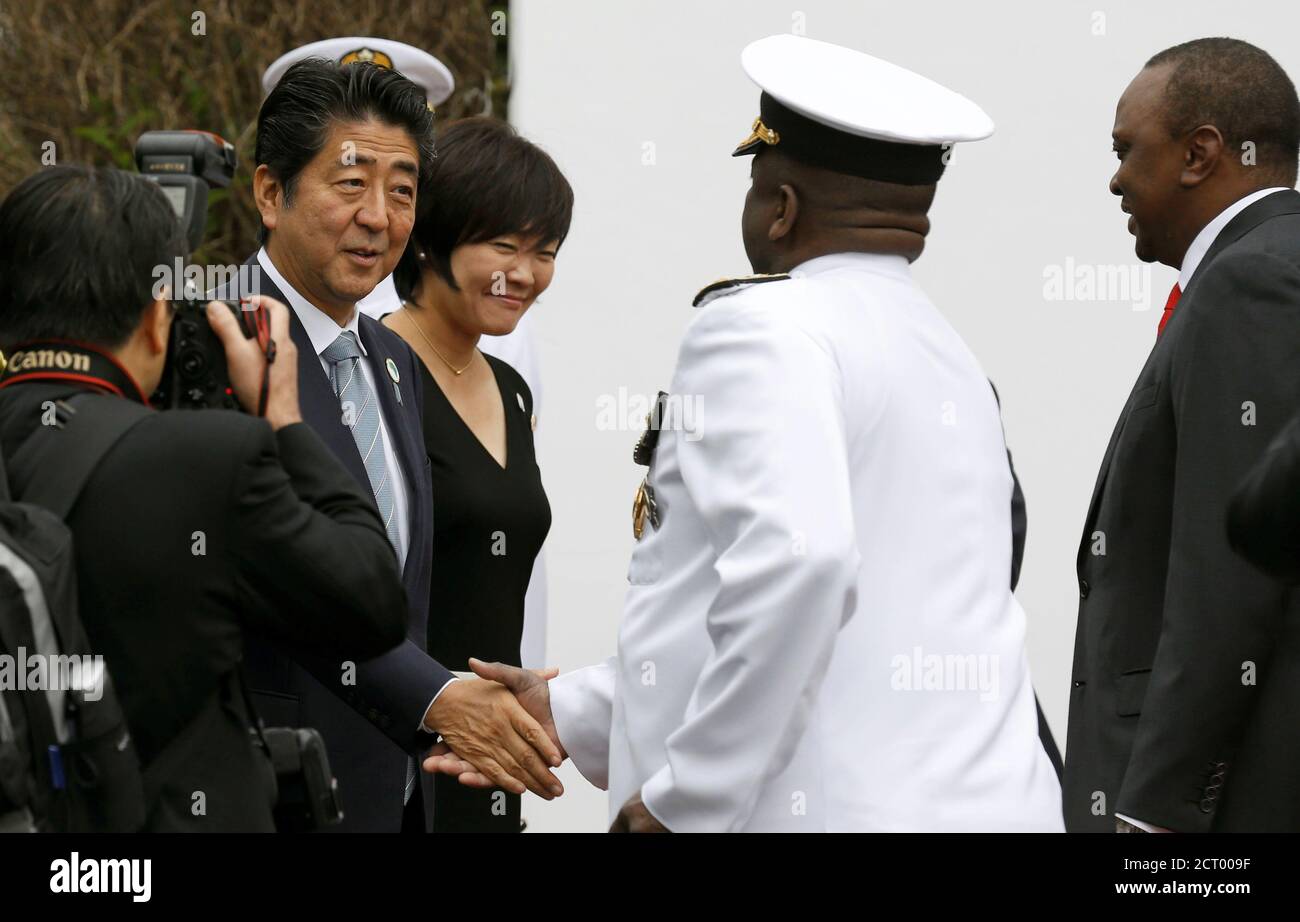 President kenya uhuru kenyatta state house hi-res stock photography and ...