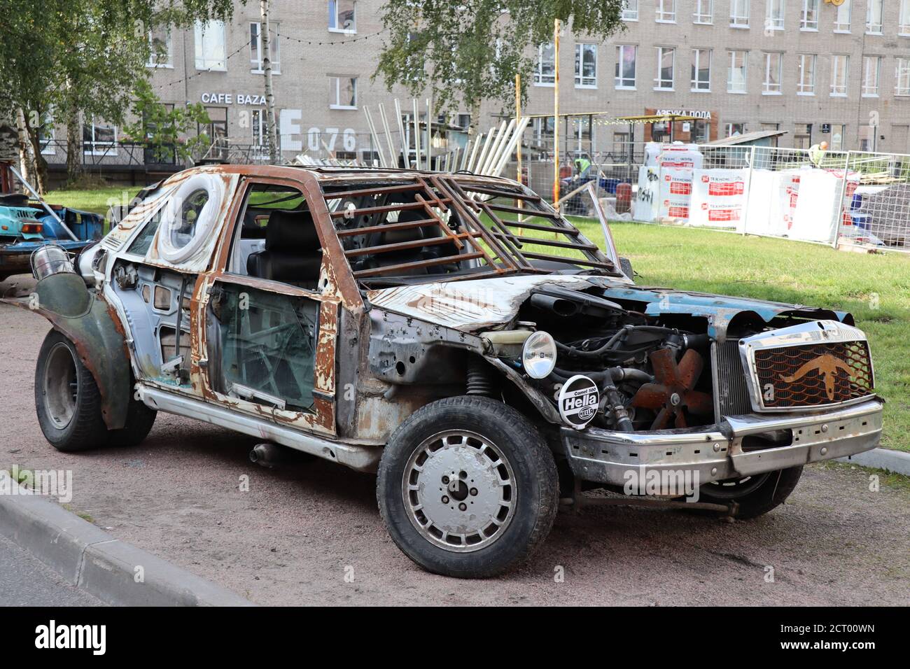 Ugly cars from Russian welders "SvarkaBilly" are set as the sculptures ...