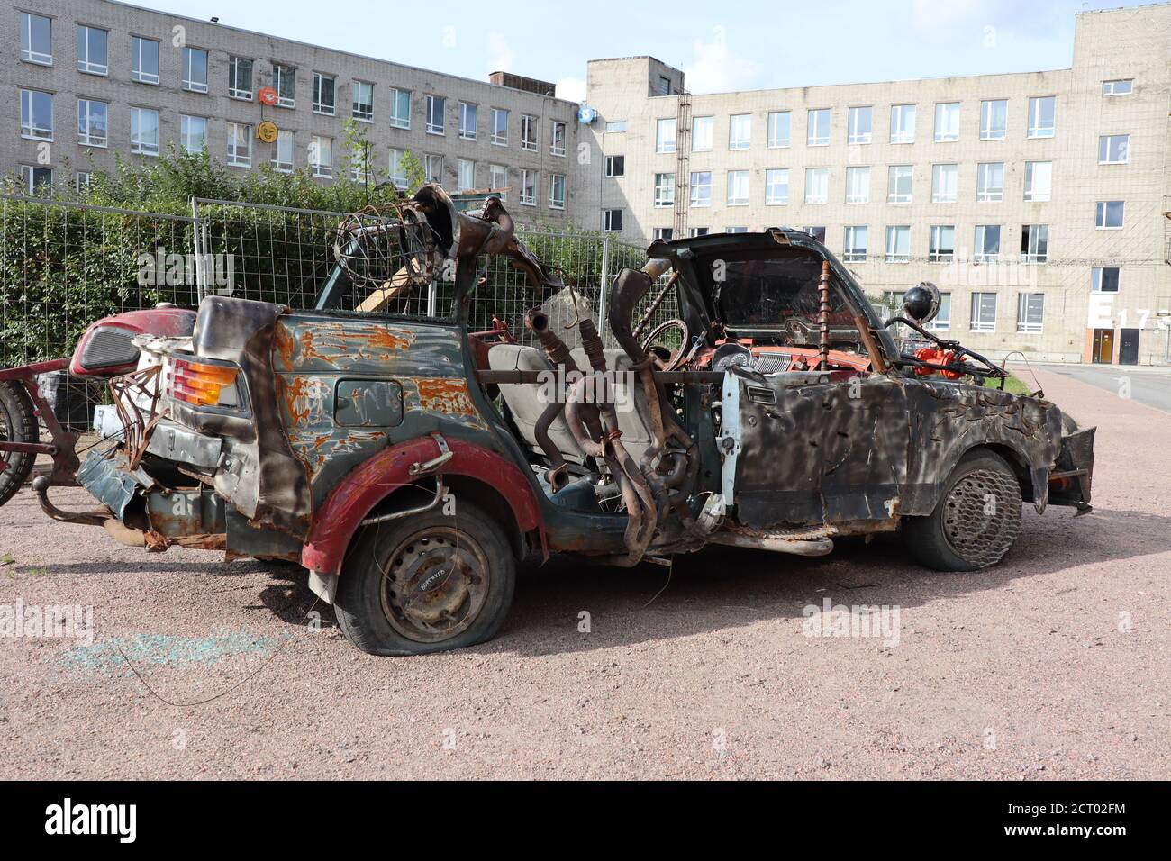 Ugly cars from Russian welders "SvarkaBilly" are set as the sculptures ...
