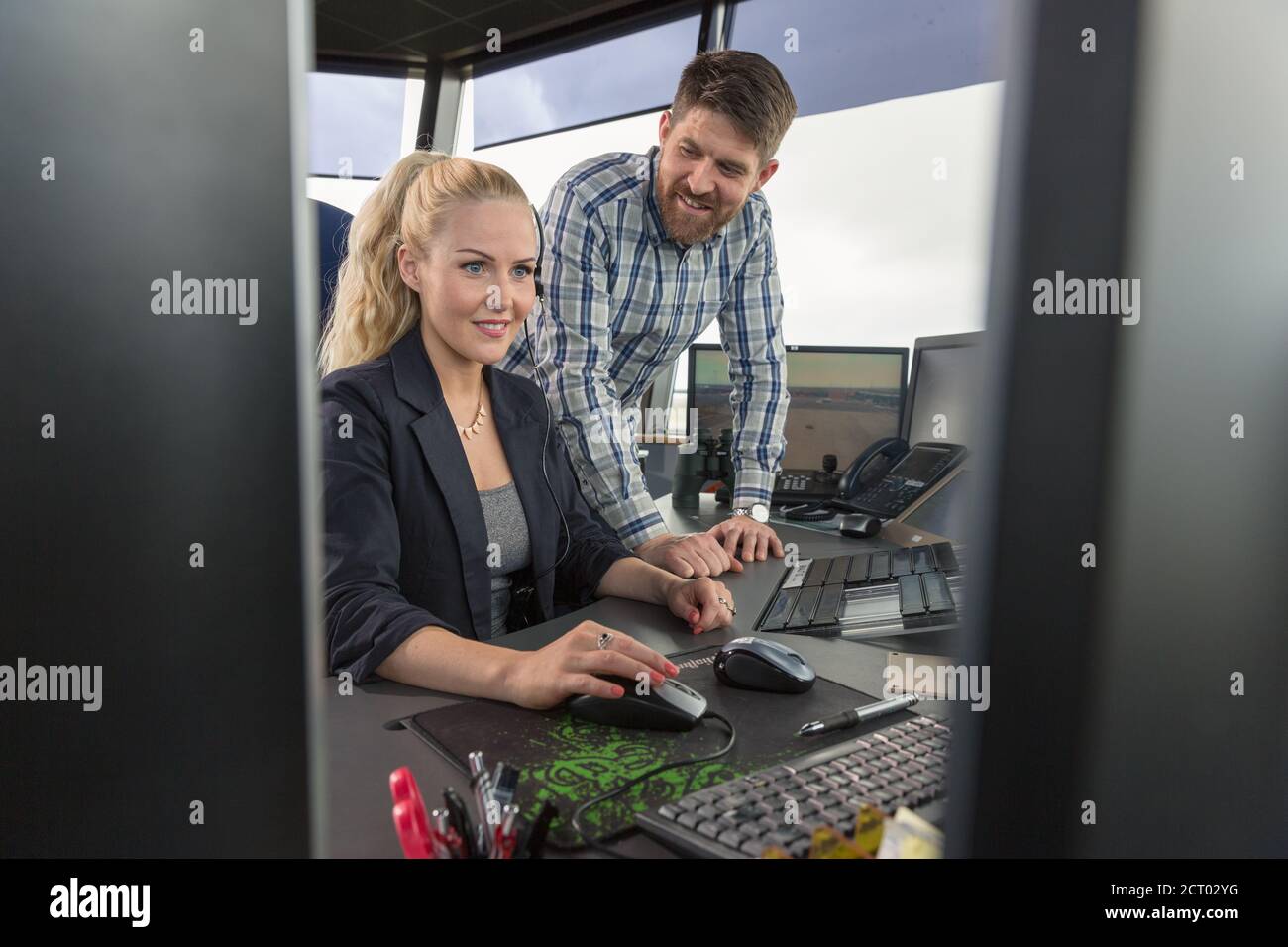 Talk with computer hi-res stock photography and images - Alamy